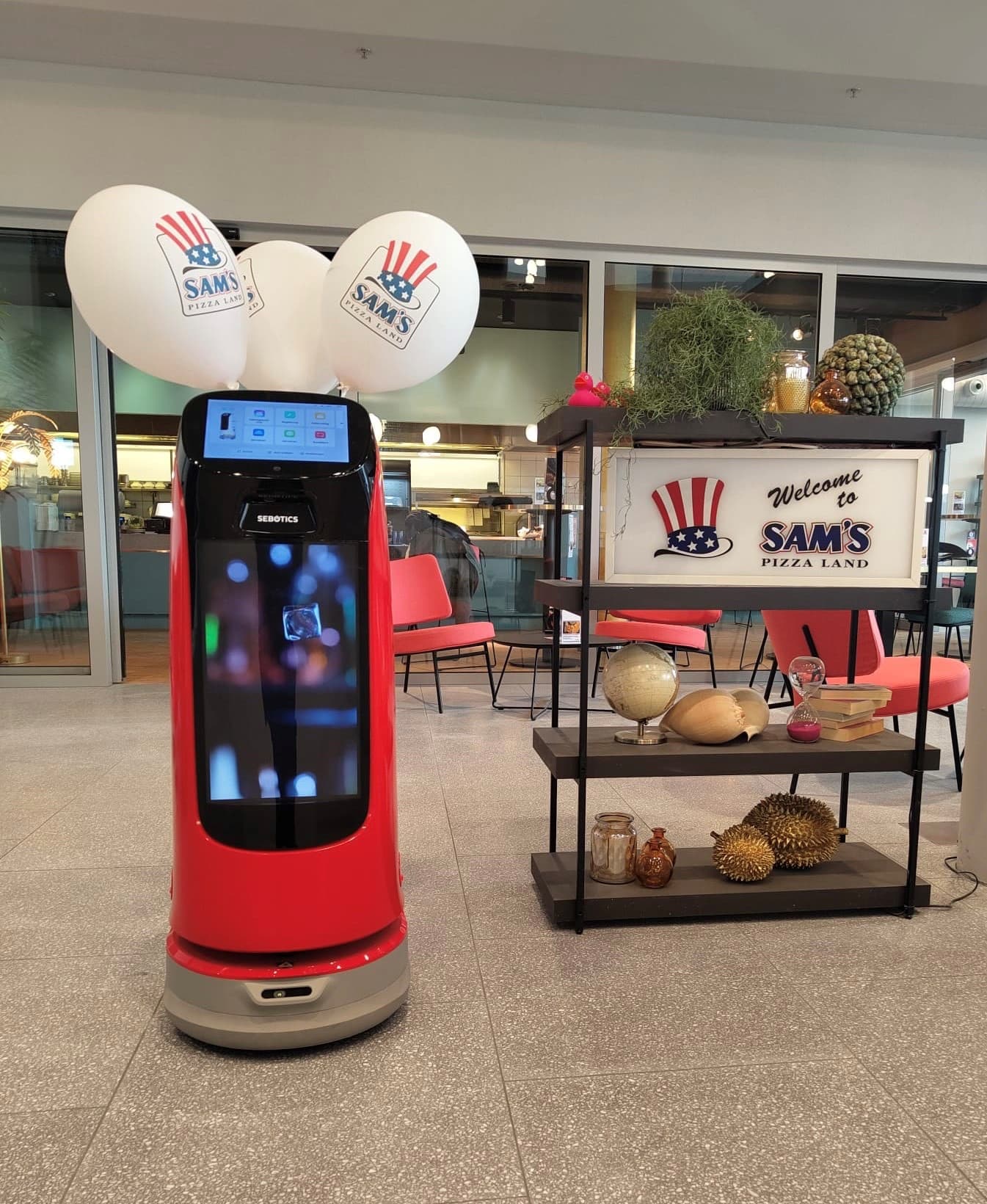 Sam's Pizza Land rouvre avec le robot KettyBot