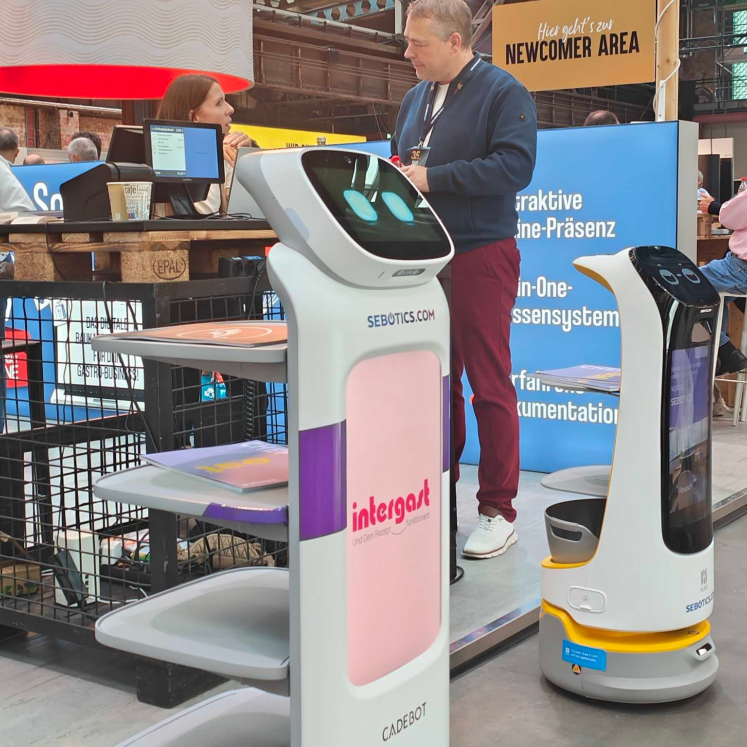 Atrakcja targów Intergast FORUM – robot serwisowy Bella firmy Sebotics